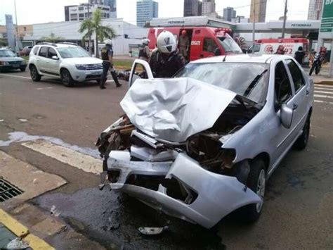 Três ficam feridos em colisão entre carro e moto dois estão em estado