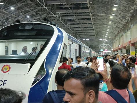 Mumbai Central Gandhinagar Capital Vande Bharat Express Timings Of