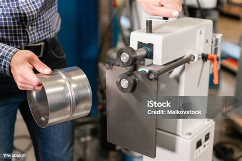 롤링 도구 요소 환기 및 배수 구에 대 한 생산 기계 벤딩 공구 및 판금 용 장비 상점에서 제조 또는 시연 사이트 건설 기계류에 대한 스톡 사진 및 기타 이미지 Istock