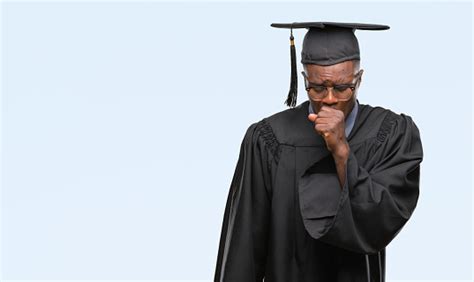 영 기분이 불쾌 하 고 감기 나 기관지염에 대 한 증상으로 기침 하는 고립 된 배경 위에 아프리카계 미국인 남자를 졸업 했다 의료 개념입니다 감기와 독감에 대한 스톡 사진