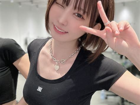 「服がはち切れる！」えなこ、おなかあらわなぴっちりミニtシャツ姿に反響！ 「ボディラインがたまらんね」 All About ニュース