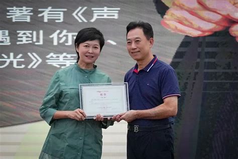 中播网 著名主持人敬一丹做客海口经济学院中广天择传媒学院
