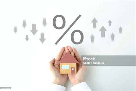 인간의 손으로 덮인 집과 위쪽과 아래쪽 화살표가있는 백분율 기호 이율에 대한 스톡 사진 및 기타 이미지 이율 모기지 변경 Istock
