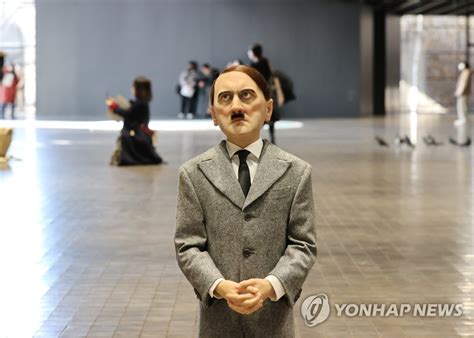 히틀러의 얼굴을 한 작품 연합뉴스