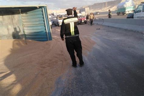 بالصور انقلاب سيارة نقل محملة بالقمح على الطريق الأوسطى قبل نفق