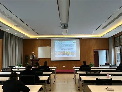 推进城市绿化可持续发展中国花卉协会专家组考察调研南京滨江公园 南京滨江公园管理有限公司