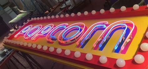 Insegne Al Neon Larte Di Piegare La Luce Gamma Neon