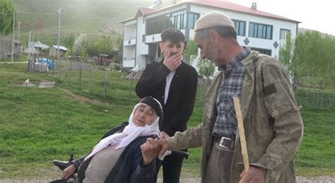 Muşlu 70 yaşındaki Cevahir teyze 10 yıl sonra köy meydanına çıktı