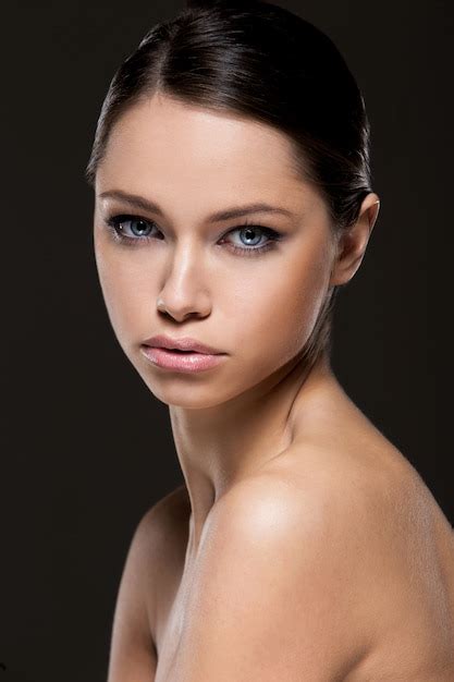 Splendida Ragazza Con Un Bel Viso Foto Gratis