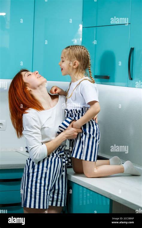 Mutter Und Tochter In Der Küche Kochen Essen Umarmen Das Konzept