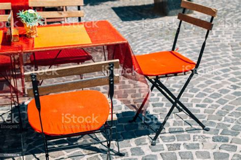 헝가리 젠텐드레의 테이블과 의자가 있는 빈 레스토랑 테라스 0명에 대한 스톡 사진 및 기타 이미지 0명 가구 거리 Istock