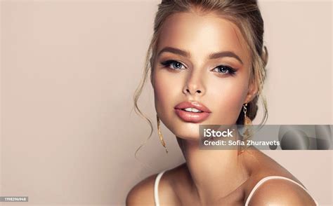 섬세한 저녁 메이크업을 입고 아름답게 보이는 젊은 금발 머리 여자의 초상화를 닫습니다 우아함과 헤어 스타일링 패션모델에 대한