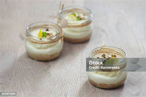 메이슨 항아리에 담긴 그라놀라 크러스트를 곁들인 레몬 무스 푸딩 레몬에 대한 스톡 사진 및 기타 이미지 레몬 야쿠르트 항아리 Istock