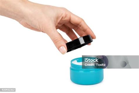 블루 수에서 아름다움 크림을 열고 바디 케어 로션 병에 Moistuzier 젤을 손에 피부 흰색 배경에 고립 가까운에 대한 스톡 사진 및 기타 이미지 Istock