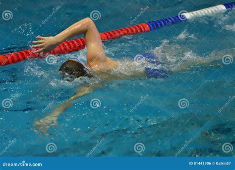Les Garçons Concurrencent Dans La Natation Photo éditorial Image Du