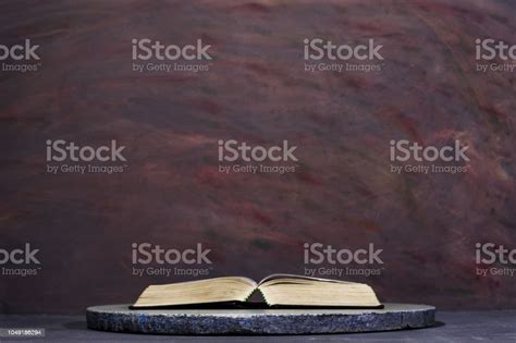 라운드 화이트 테이블에 성경입니다 아름 다운 어두운 레드 배경입니다 종교적 개념입니다 0명에 대한 스톡 사진 및 기타 이미지