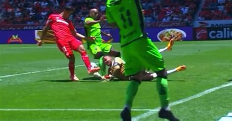 Toluca Vs Bravos El Rodillazo Por El Que Talavera Tuvo Que Abandonar