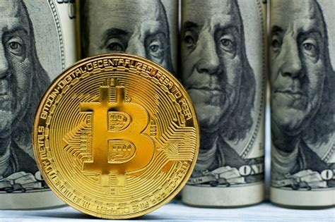 Bitcoin 황금 동전 새로운 가상 돈과 달러 배경 Cryptocurrency입니다 비즈니스와 거래 개념입니다 클로즈업 샷