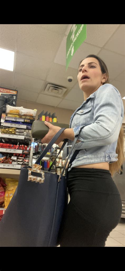 Gorgeous Bubble Ass Brunette Face Caps Spandex Leggings And Yoga Pants