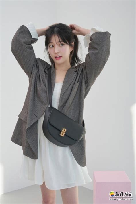 韩国女艺人李侑菲为代言手提包品牌拍摄新宣传照，清新时尚风格扑面而来 新闻资讯 高贝娱乐