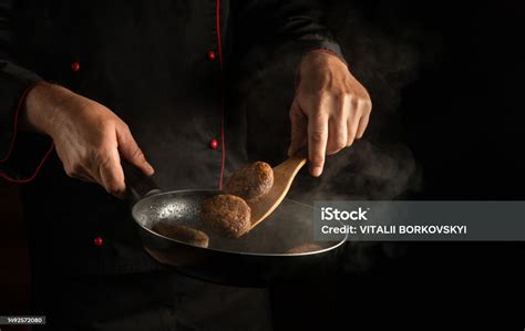 나무 도구에 바베큐 그릴에 고기 스테이크 요리사의 손에 냄비에 쇠고기 또는 돼지 고기에서 커틀릿을 요리합니다 검은 배경에 호텔