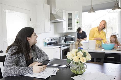 做家庭作业的少女