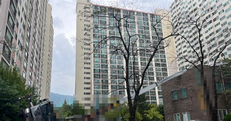 이삿짐 옮기던 사다리차 전도건물 덮쳐 여러 차량 피해