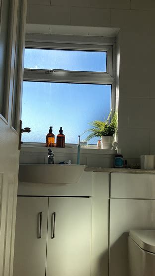 세련된 흰색 욕실 스위트 싱크대 및 현대적인 화장실의 이미지 큰 서리가 내린 창문 0명에 대한 스톡 사진 및 기타 이미지 0명 가정 생활 가정용 시설 Istock