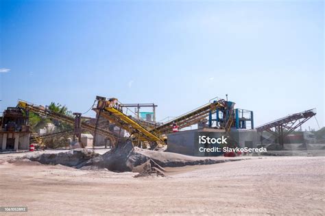 분쇄 기계 콘 유형 바위 쇄 석기 채 석 장 오픈 구 덩이 마이닝에 깔린된 화강암 자갈 돌을 전달 분쇄 된 돌 및 자갈에 대 한 처리 공장입니다 광업 및 채 석 광산