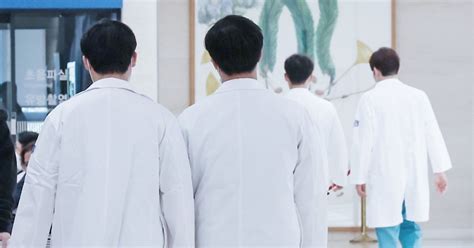 의대 교수들 25일 대규모 사직정부가 대화의 장 마련해야
