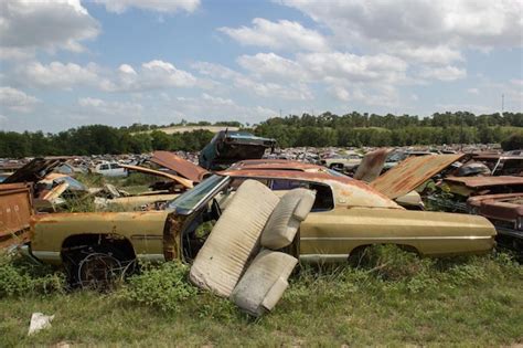 Viejos Coches Abandonados En Un Campo De Hierba Contra El Cielo Foto Premium