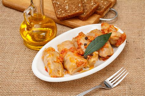 포크와 해바라기 기름 한 병으로 접시에 쌀과 고기로 채워진 맛있는 수제 양배추 롤 0명에 대한 스톡 사진 및 기타 이미지 0