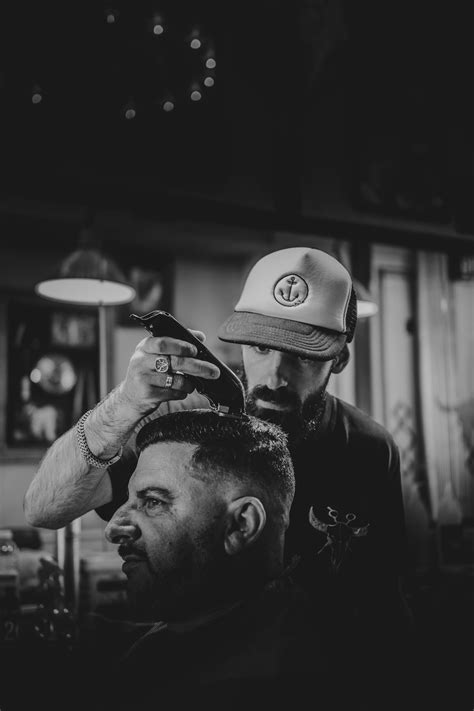 Hombre Con Camisa Negra Y Gorra Blanca Foto Imagen De Gris Gratuita