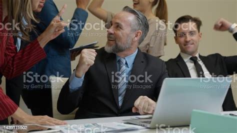 사업가와 사업가가 함께 만나 프로젝트 서류 작업을 계획하기 위해 서로 지원하는 팀워크에서 협력 비즈니스 팀워크 프로젝트 3 명에