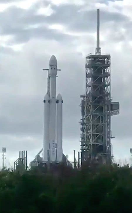 Spacexs Falcon Heavy Raket Staat Nu Op Lanceerplatform 39a Op Kennedy