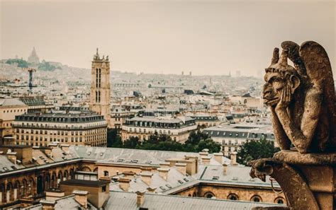 Gargouille De Notre Dame De Paris Regardant Vers Le Bas Du Toit De La