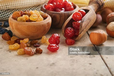 Tu Bishvat 축하 개념 건조 과일과 아몬드 헤이즐넛 호두 살구 자두 체리 건포도 날짜 사과 무화과의 혼합 오래 된 타일 테이블 배경 유대인 휴일 나무의 새해 무화과에