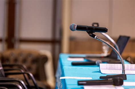 콘서트 홀 이나 컨퍼런스 룸 소프트에서 마이크와 배경 흐림 스타일 0명에 대한 스톡 사진 및 기타 이미지 0명 연단 개념 Istock