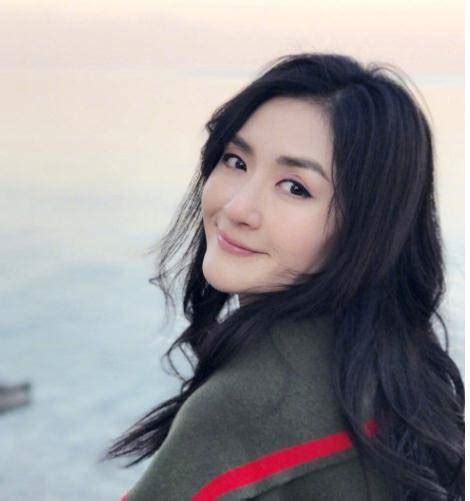 明星出行排场太大，而小林青霞的保镖手放在哪里？引众怒？场面男保镖照片