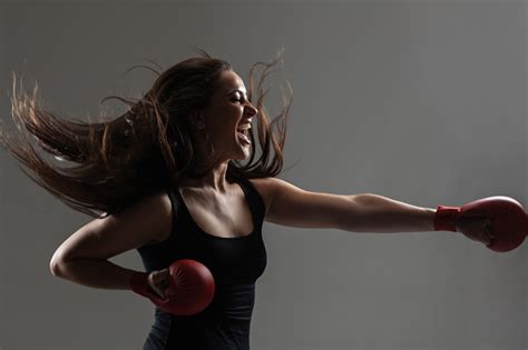 가라데 펀치를 운동하고 회색 배경에 비명을 지르는 아름다운 소녀 Karate Kata에 대한 스톡 사진 및 기타 이미지