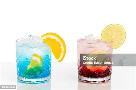 파란색 칵테일 한 잔과 흰색 배경에 고립 된 반사 표면에 빨간 칵테일 1 잔 0명에 대한 스톡 사진 및 기타 이미지 0명 건강한 생활방식 과일 Istock