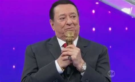 Raul Gil se emociona ao falar em despedida da TV durante gravação no