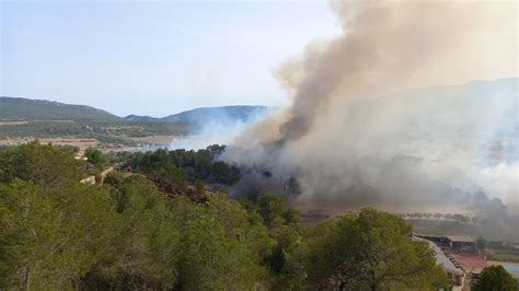 El Incendio De Un Autobús De La N 240 Obliga A Confinar Un Camping En