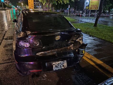 強颱來襲駕車返家 男一時恍神連撞3車翻覆