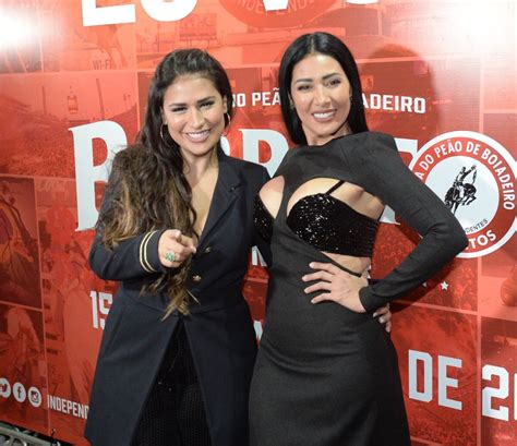 Foto Simaria Apostou Em Um Look Ousado Um Vestido Longo Preto