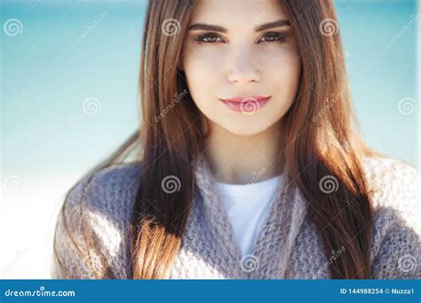 Retrato Moreno Hermoso De La Mujer En El Fondo Blanco Foto De Archivo