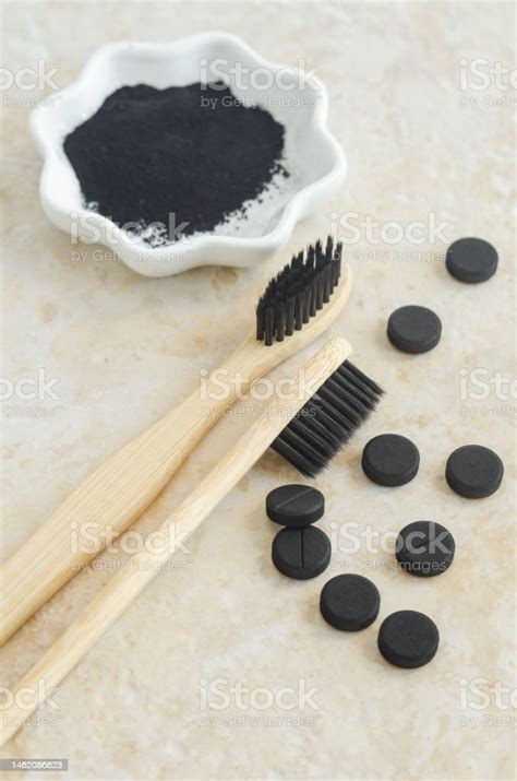 검은 강모와 활성탄 알약이있는 대나무 칫솔 친환경 세면도구 세트 자연 치과 건강 미용 치료 제로 폐기물 개념 선택적 초점 석탄에