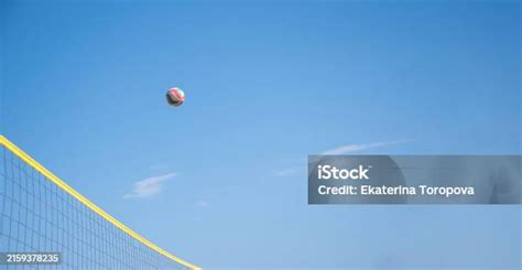 맑고 푸른 하늘 바다의 비치 발리볼 여름의 바다를 배경으로 공이 네트를 통해 날아갑니다 0명에 대한 스톡 사진 및 기타 이미지 0명 건강한 생활방식 경기 스포츠