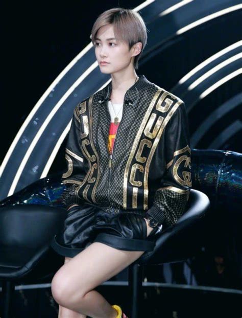 李宇春真拼，為顯身材硬穿「不合身」的裙子，誰知露出安全褲更潮 每日頭條
