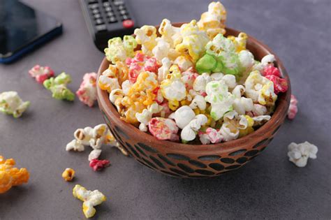 테이블에 팝콘과 Tv 리모컨의 높은 각도 보기 건강한 식생활에 대한 스톡 사진 및 기타 이미지 건강한 식생활 공연 멀리